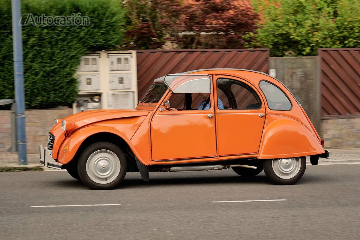 ¡Probamos al inigualable Citroën 2CV! | Autocasión