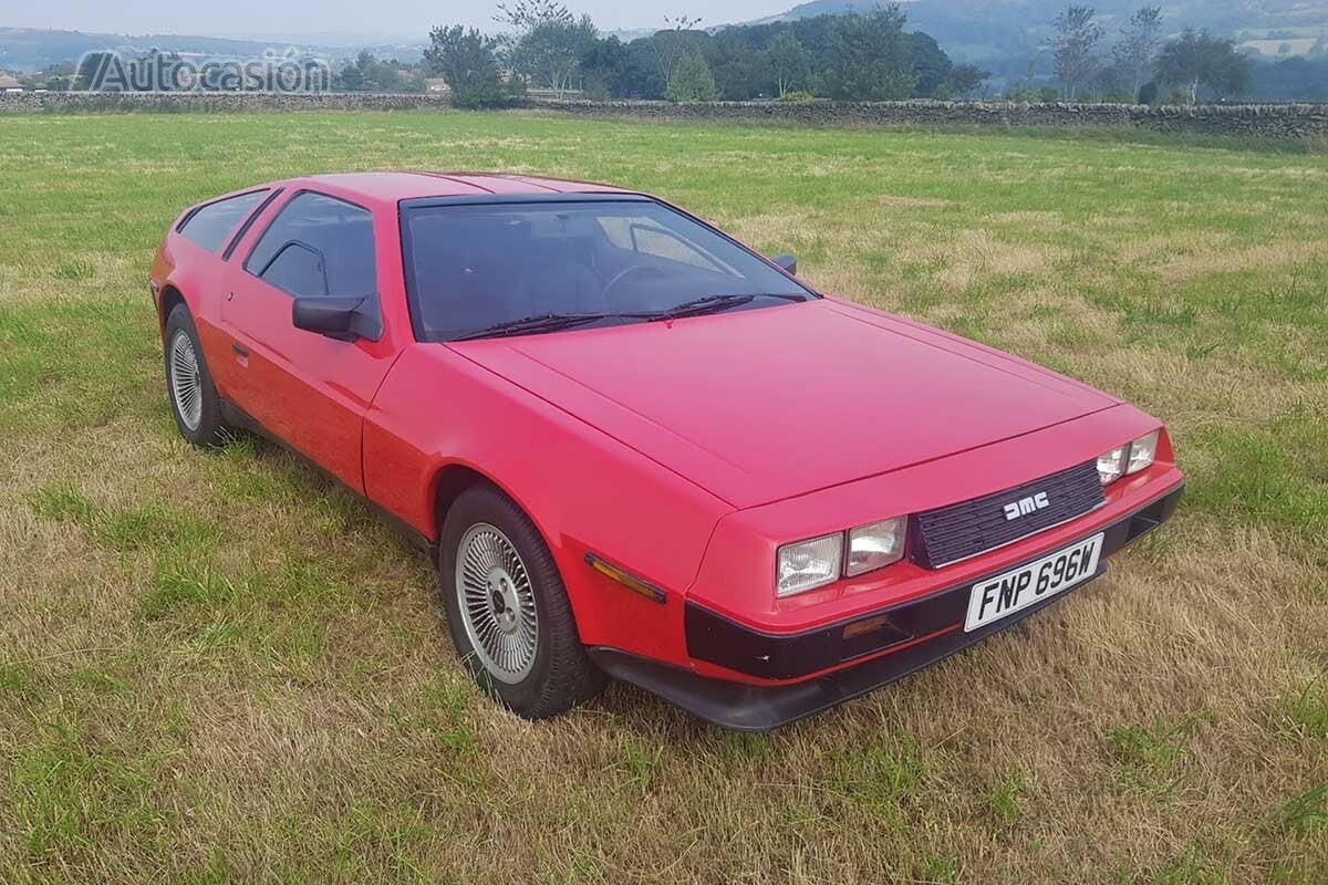 Un peculiar DeLorean rojo, a la venta | Autocasión