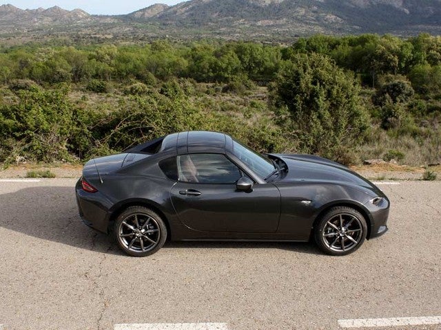 Prueba del Mazda MX-5 RF, el roadster reconvertido en targa | Autocasión