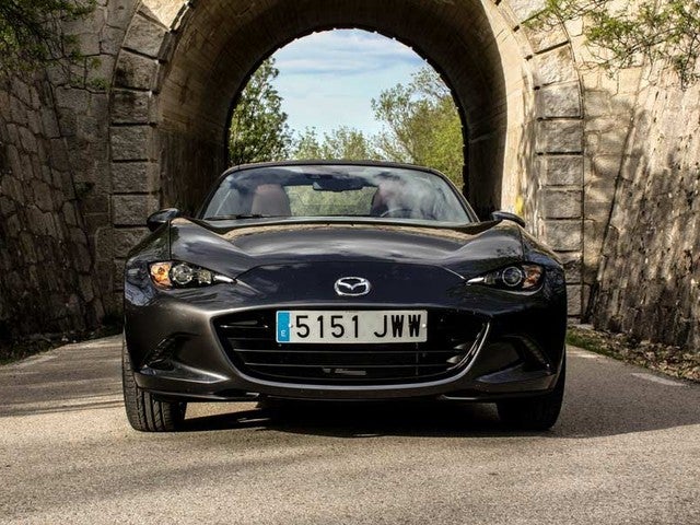 Prueba del Mazda MX-5 RF, el roadster reconvertido en targa | Autocasión