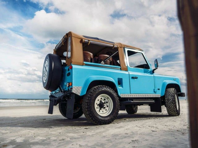 Un Land Rover Defender, convertido en buggy de playa | Autocasión