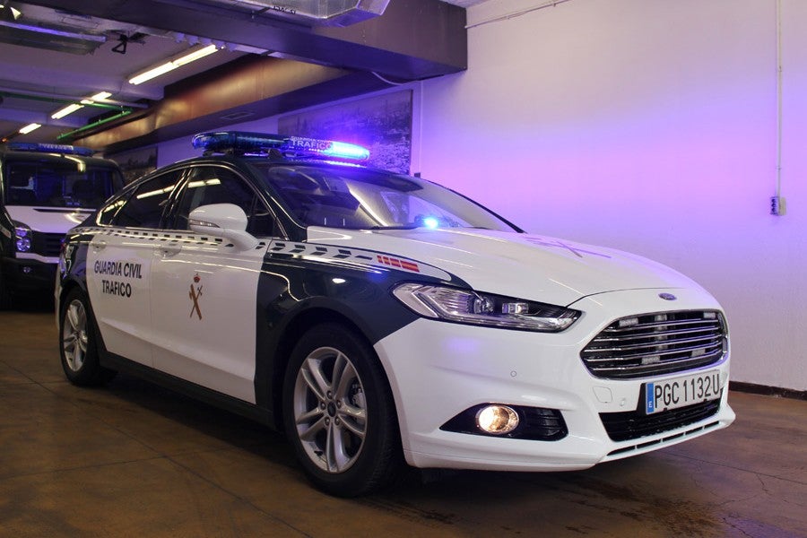 Detenemos a los coches de la Guardia Civil
